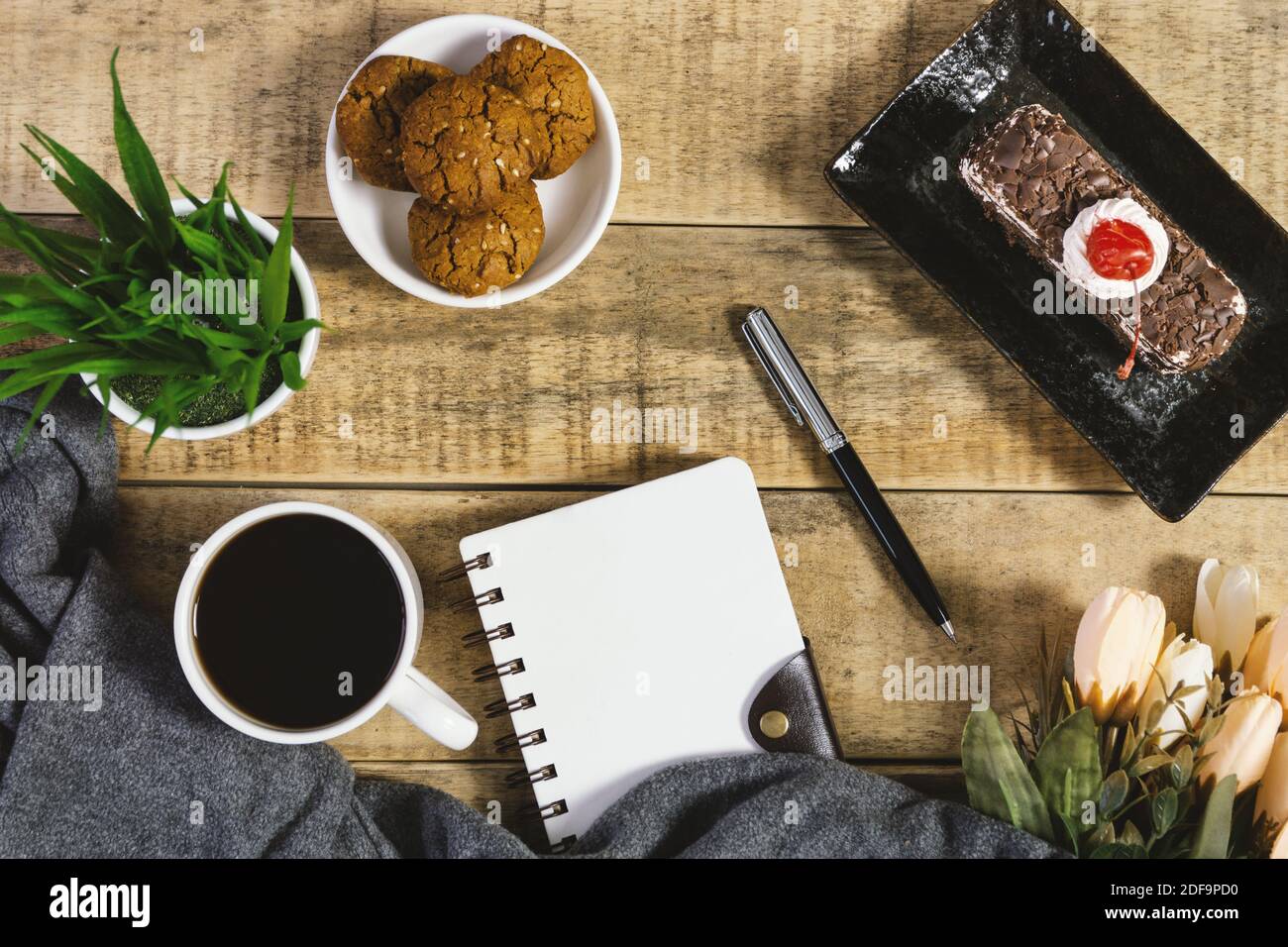 Journal and pen on rustic wood table hi-res stock photography and ...