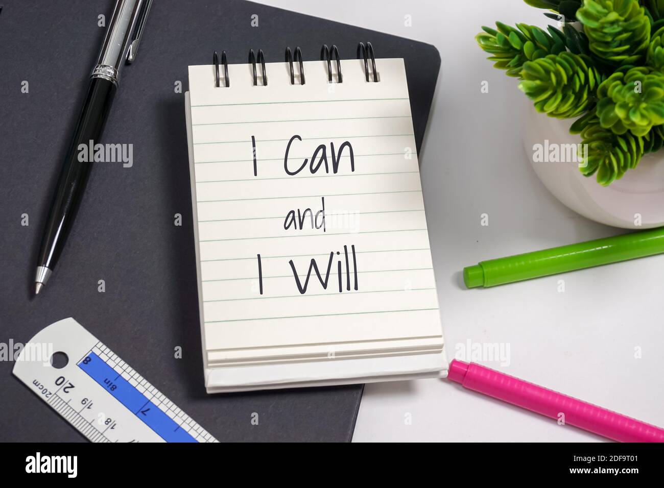 Notebook with wisdom quote on top of office desk Stock Photo - Alamy