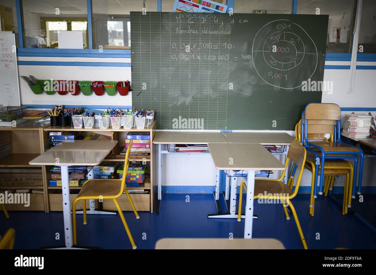 School france covid classroom hi-res stock photography and images - Alamy