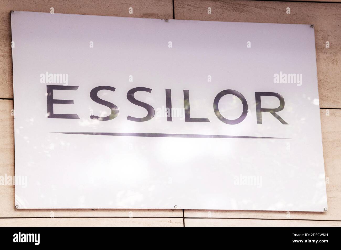 Essilor logo hi-res stock photography and images - Alamy