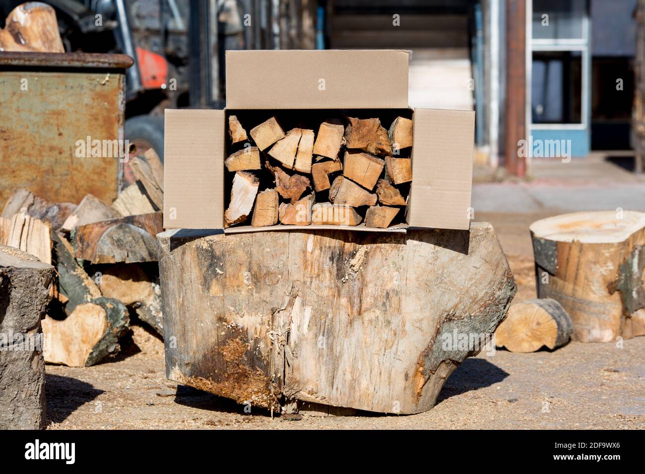 Wood pallet cartoon hi-res stock photography and images - Alamy