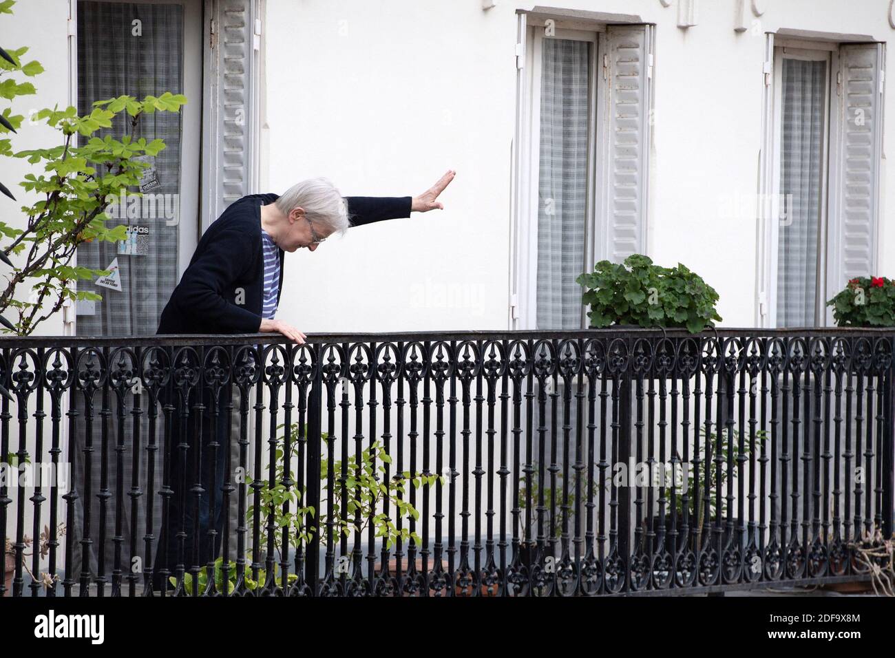 People applaud for medical workers in a residential building from their ...