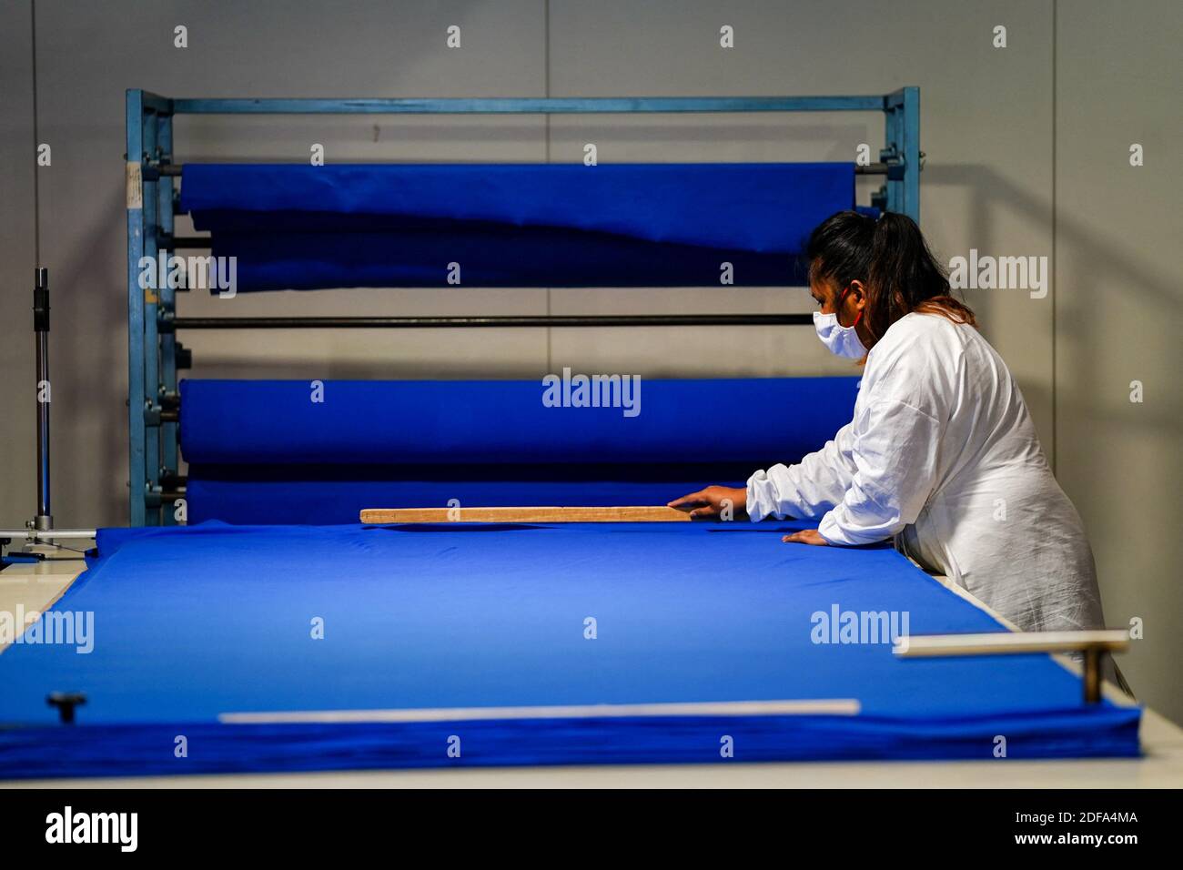 Preparing tissue hi-res stock photography and images - Alamy