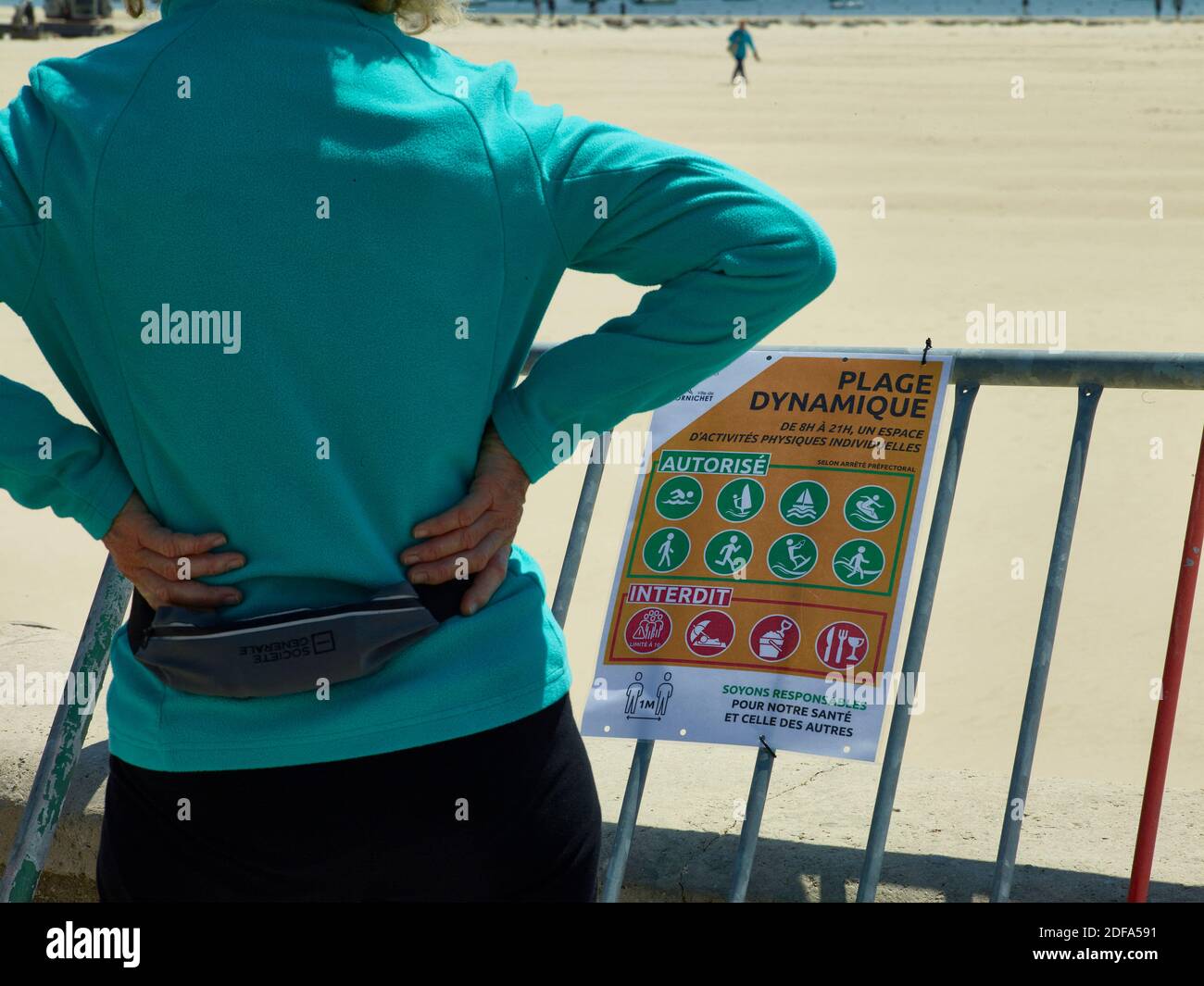 Public notice for the Covid-19 lockdown measures on the beach in La ...