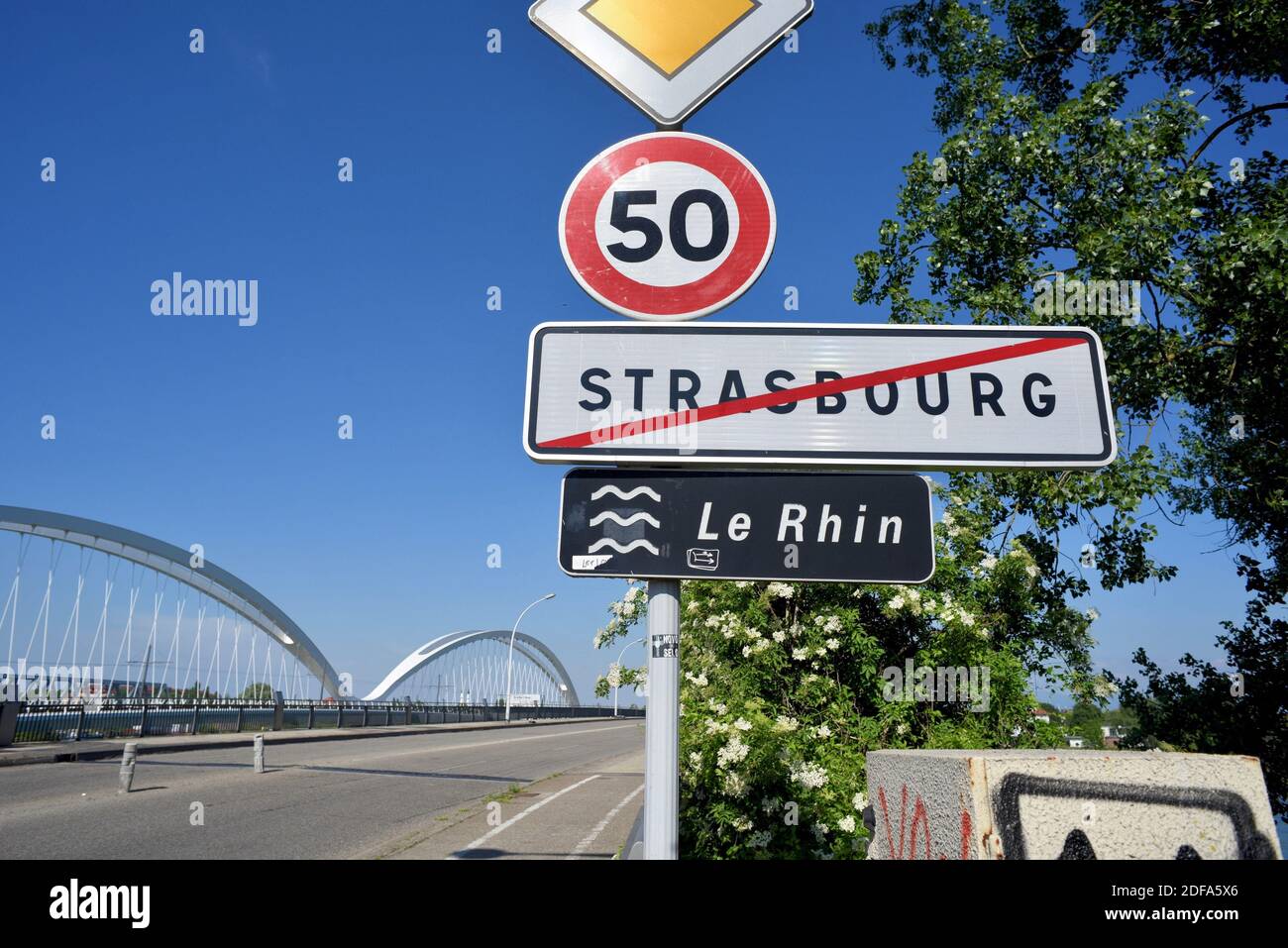 French german border crossing hi-res stock photography and images - Alamy