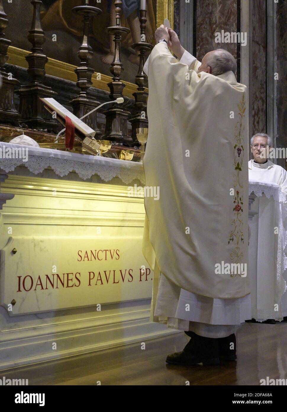 Pope Francis celebrates a private mass in front of the tomb of John ...