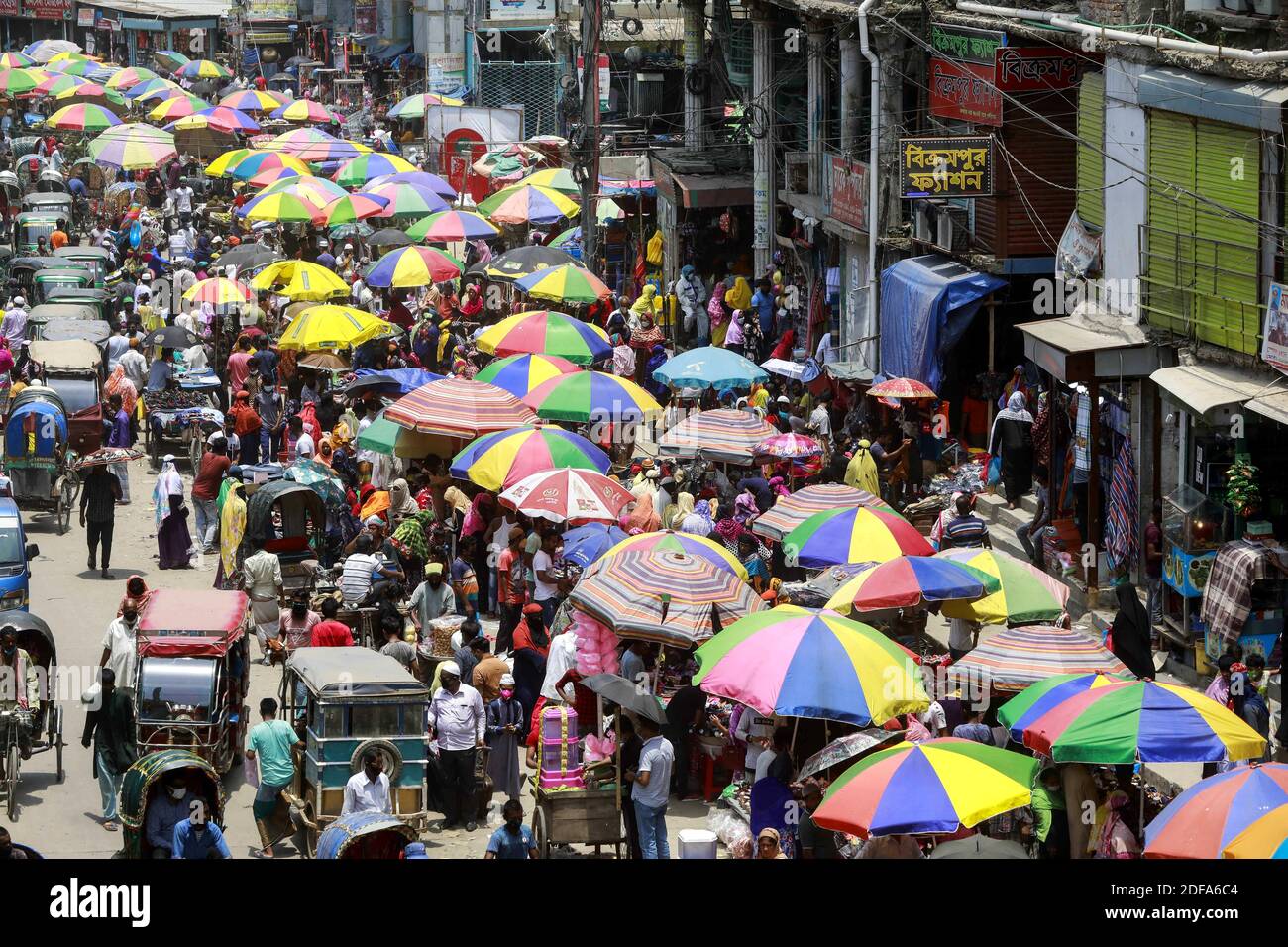 Thousands of Eid shoppers crowded at street side shops ignoring the ...