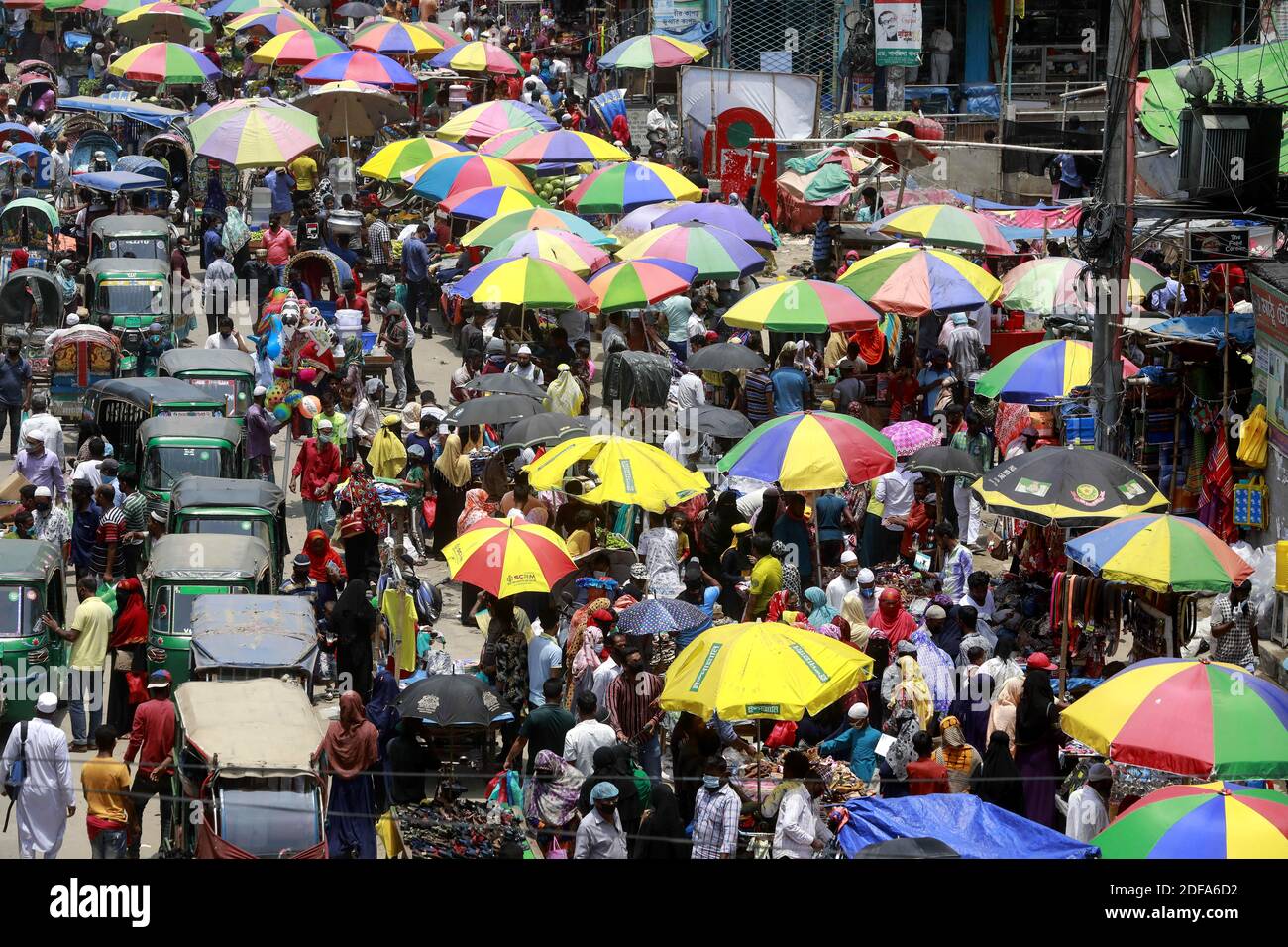 Thousands of Eid shoppers crowded at street side shops ignoring the ...