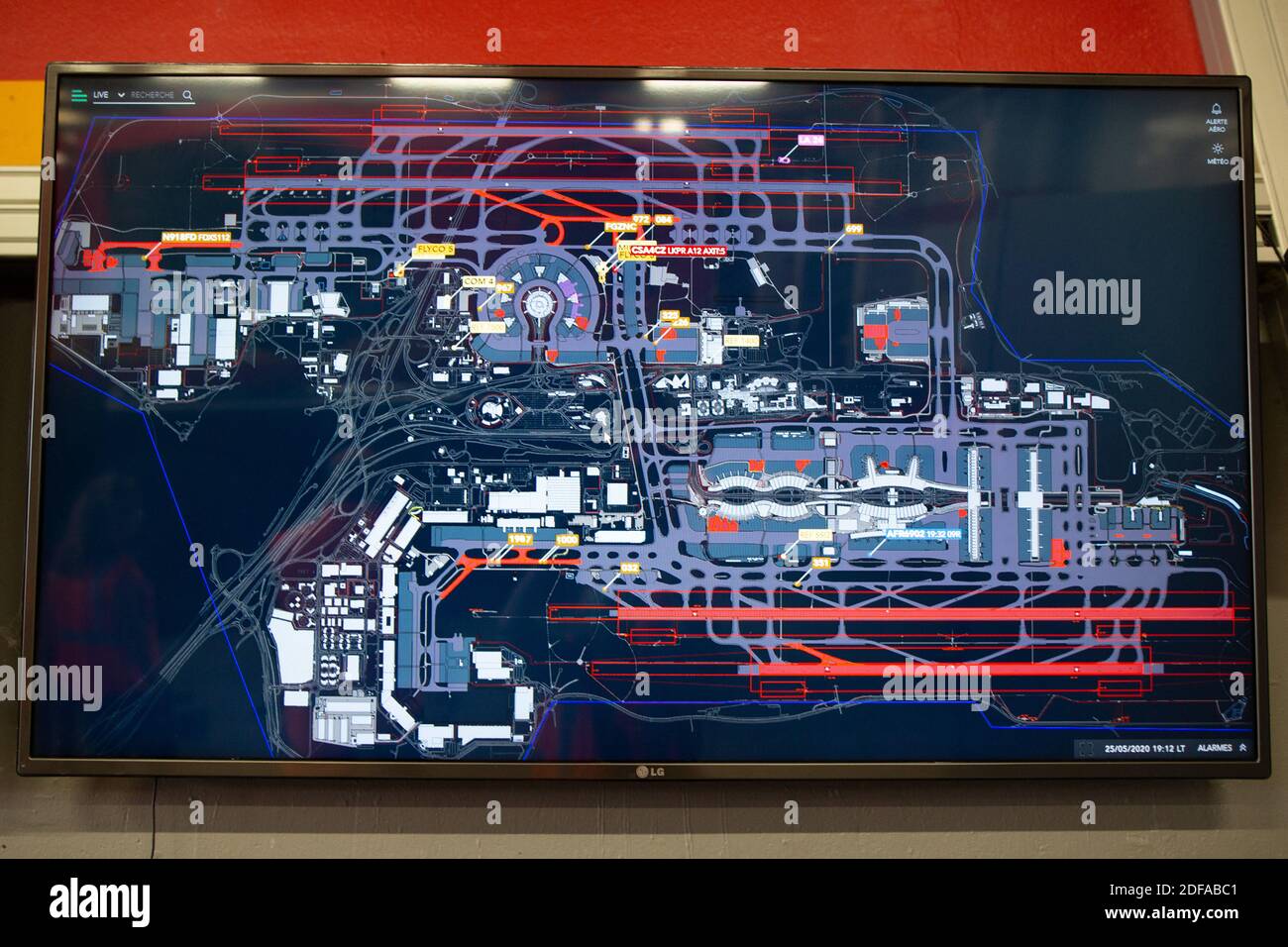 Live map of the airport at the fire station of Paris-Charles de Gaulle ...