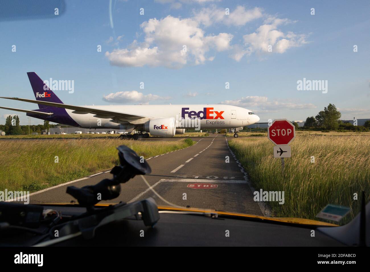 Picture of Fedex plane on the tarmac at the Paris-Charles de Gaulle ...