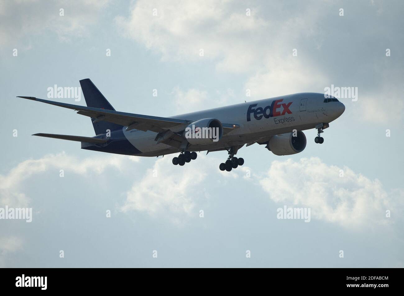 Avion fedex hi-res stock photography and images - Alamy