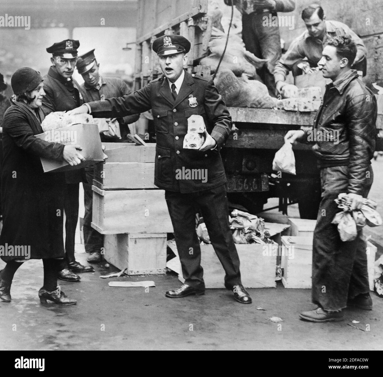 Police distributing Eggs and Bread to City's Needy at East 104th St ...