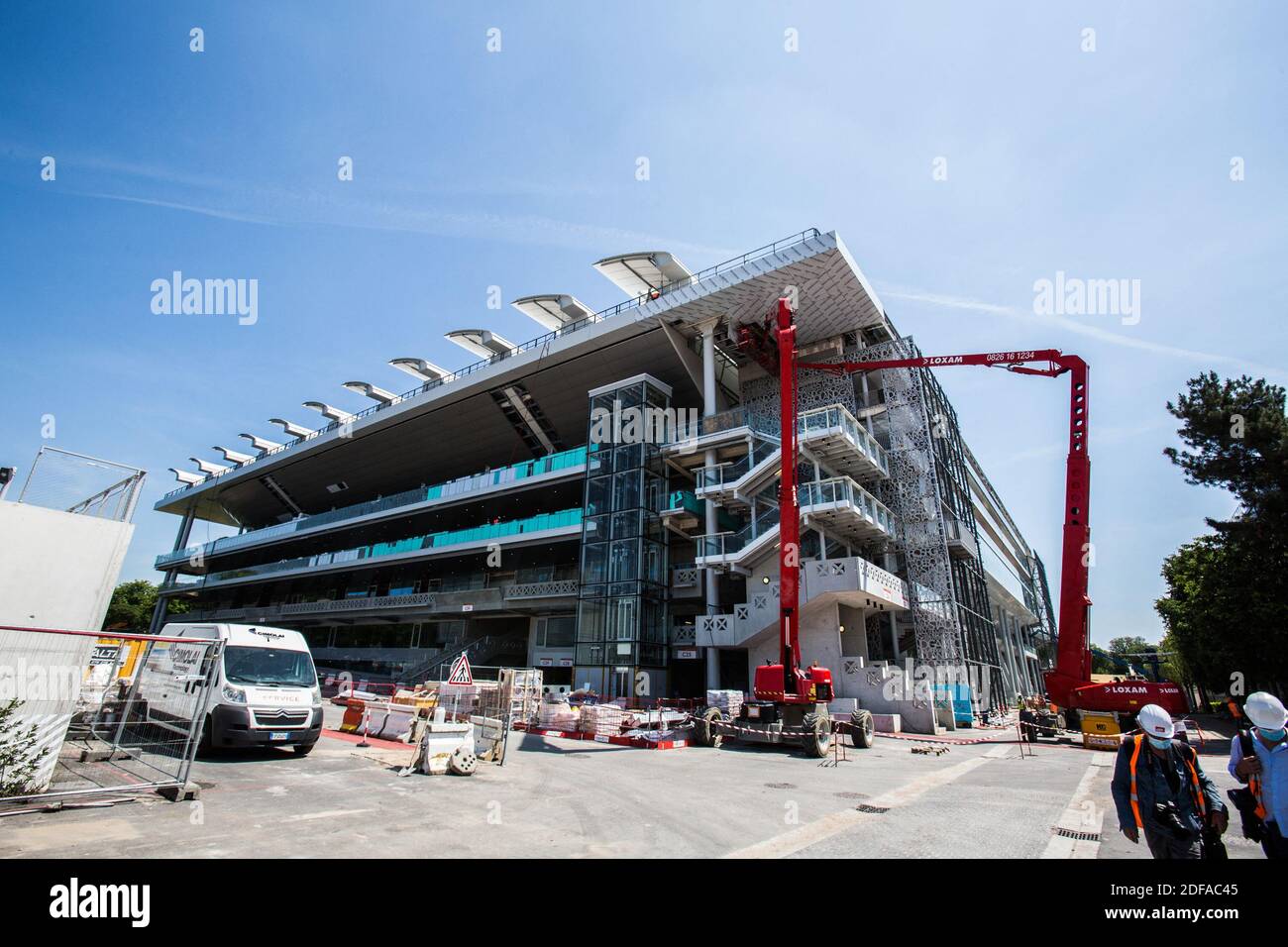 Roland Garros 2020 - Retractable roof composed of 11wings on Philippe ...