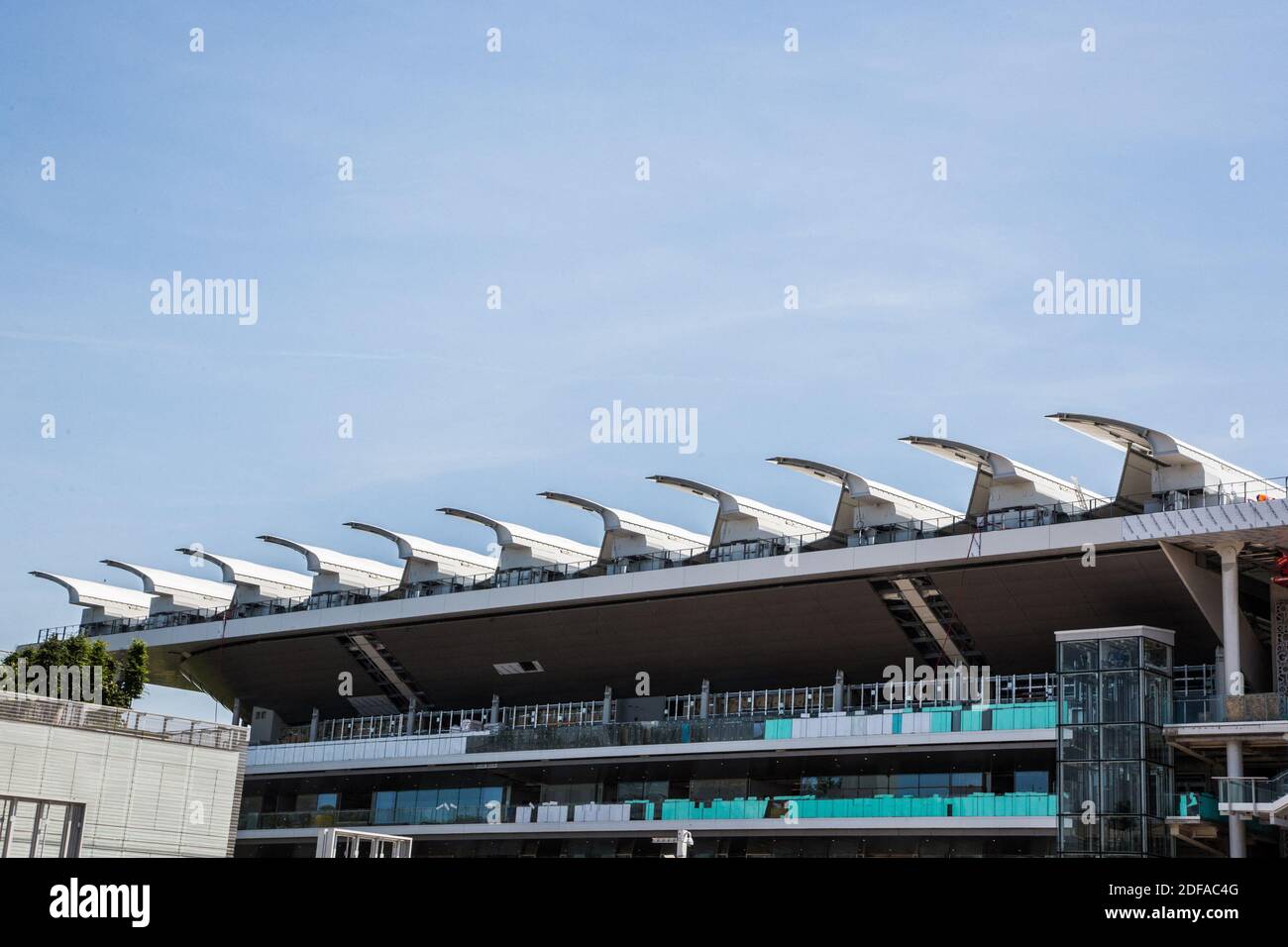 Roland Garros 2020 - Retractable roof composed of 11wings on Philippe ...