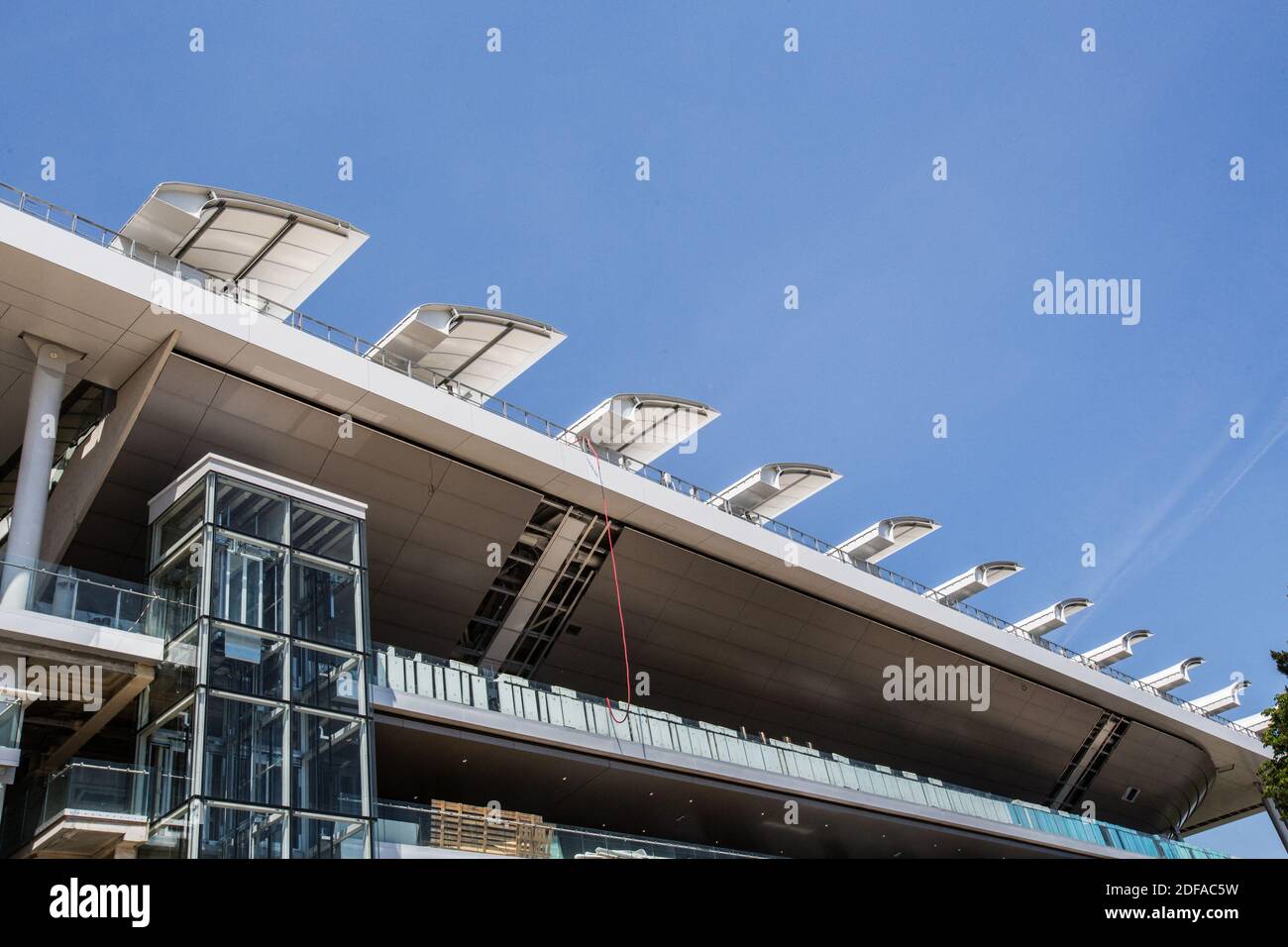 Roland Garros 2020 - Retractable roof composed of 11wings on Philippe ...