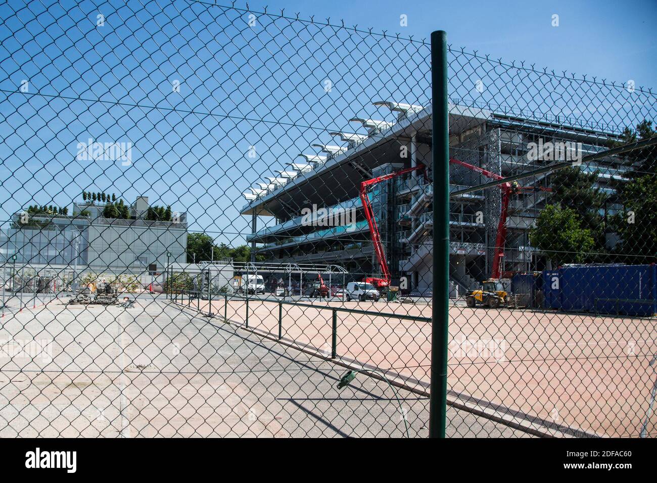 Roland Garros 2020 - Retractable roof composed of 11wings on Philippe ...