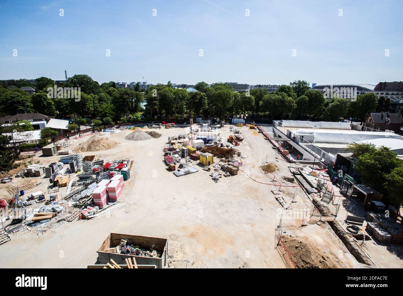 Roland Garros 2020 - Retractable roof composed of 11wings on Philippe ...