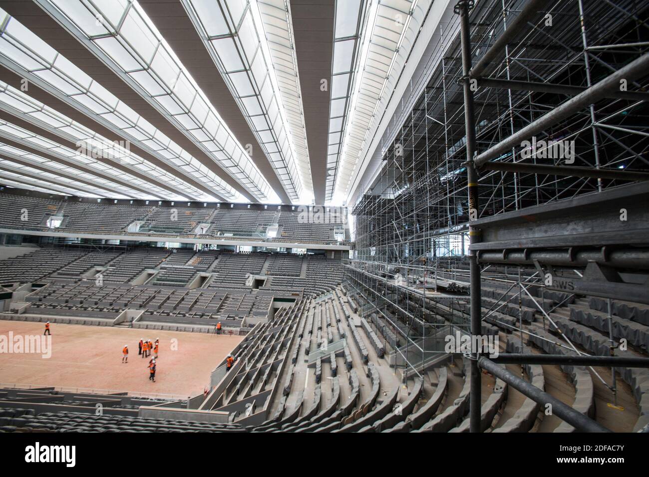 Roland Garros 2020 - Retractable roof composed of 11wings on Philippe ...