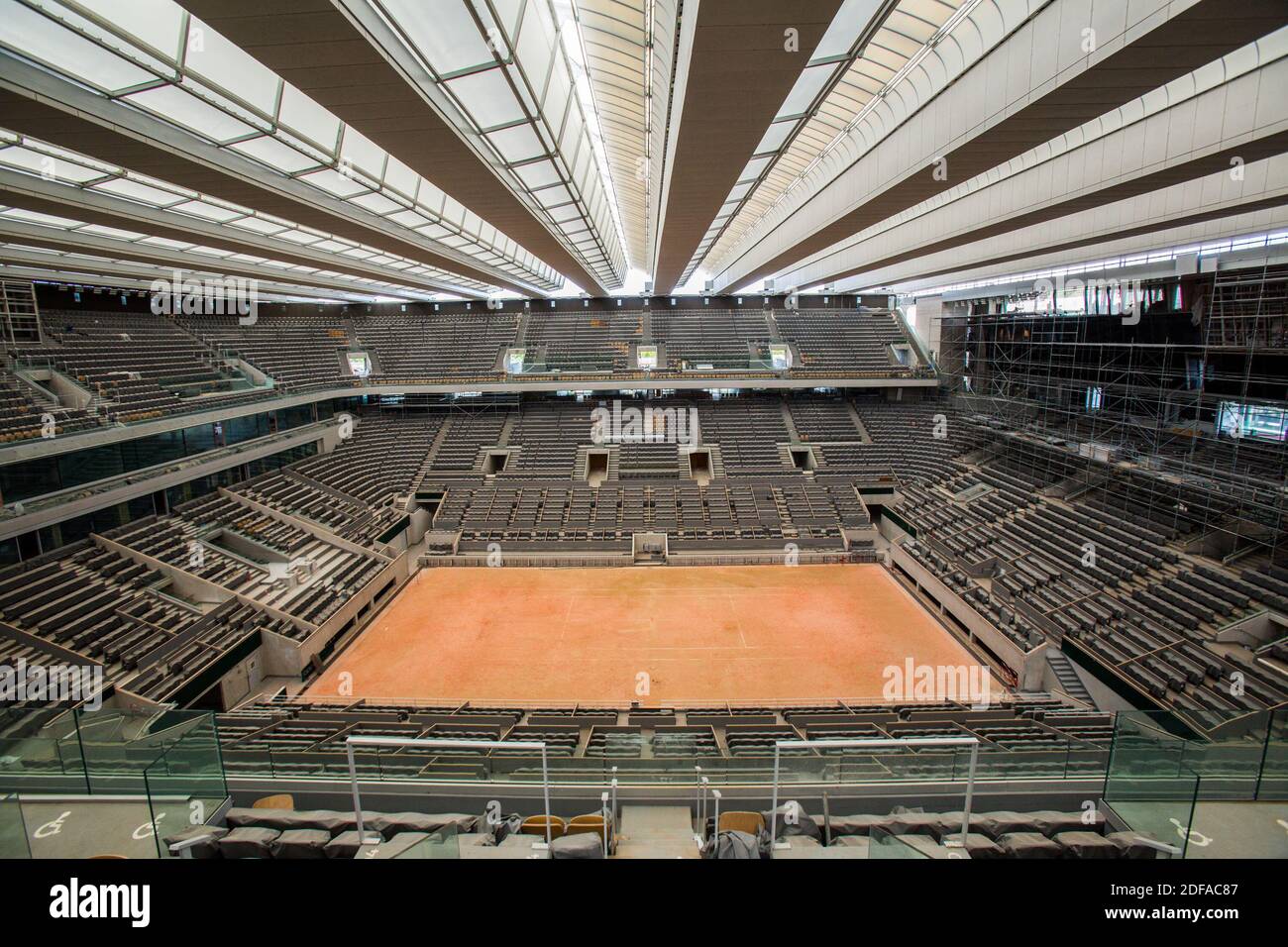 Roland Garros 2020 - Retractable roof composed of 11wings on Philippe ...