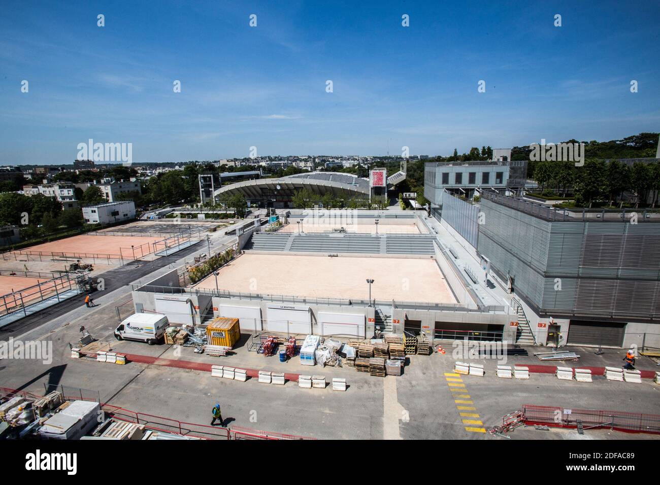 Roland Garros 2020 - Retractable roof composed of 11wings on Philippe ...