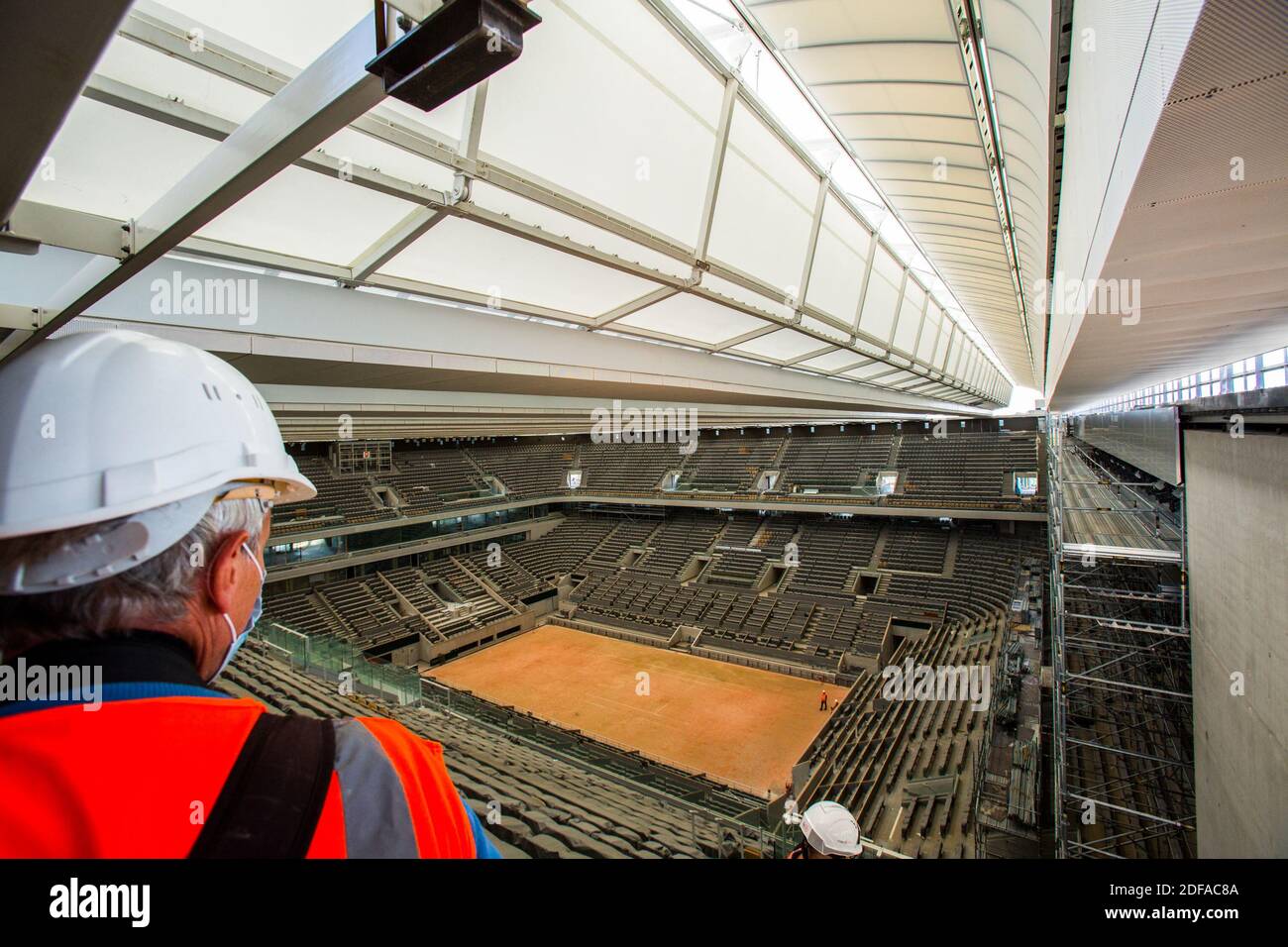 Roland Garros 2020 - Retractable roof composed of 11wings on Philippe ...