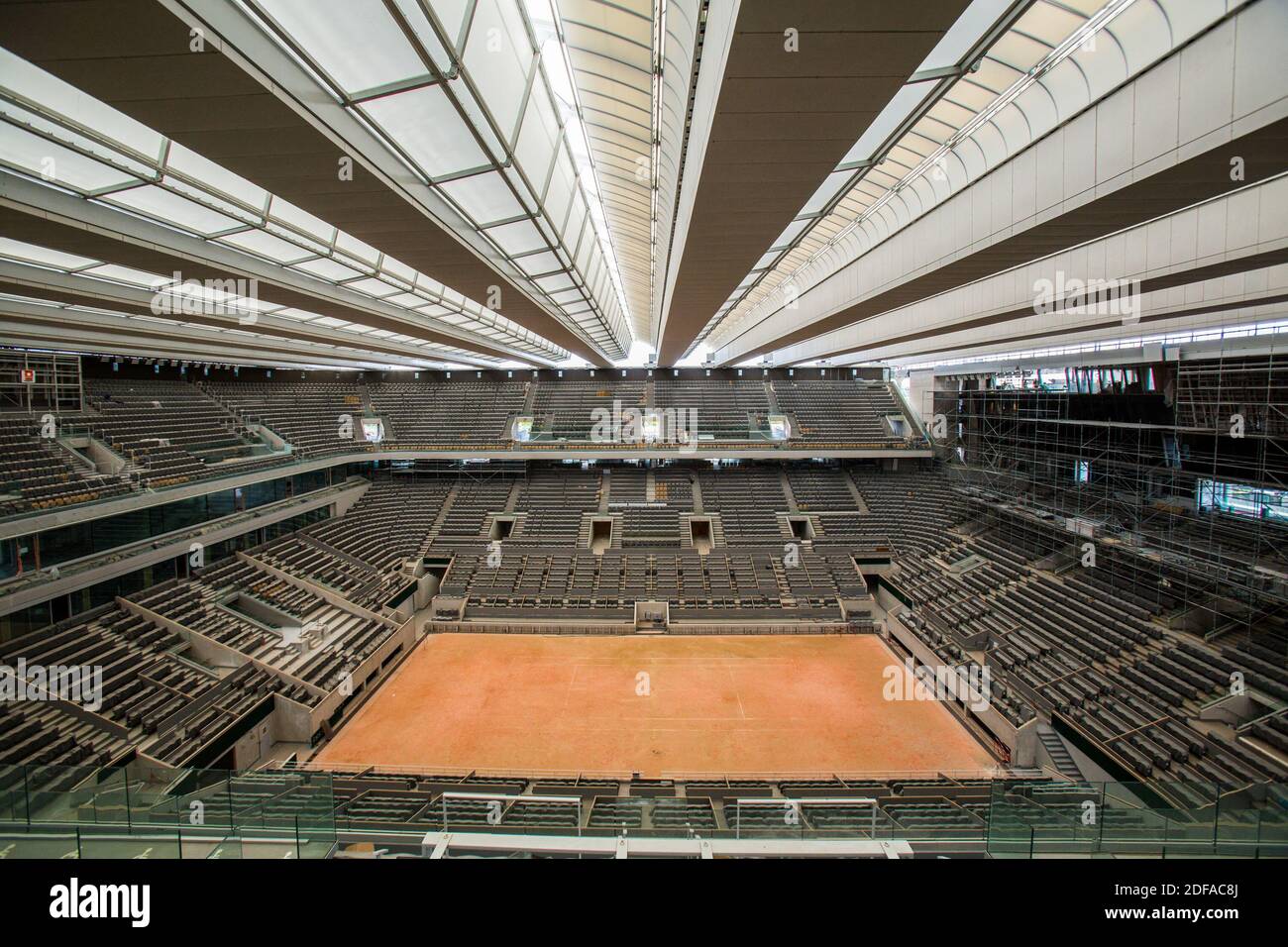 Roland Garros 2020 - Retractable roof composed of 11wings on Philippe ...