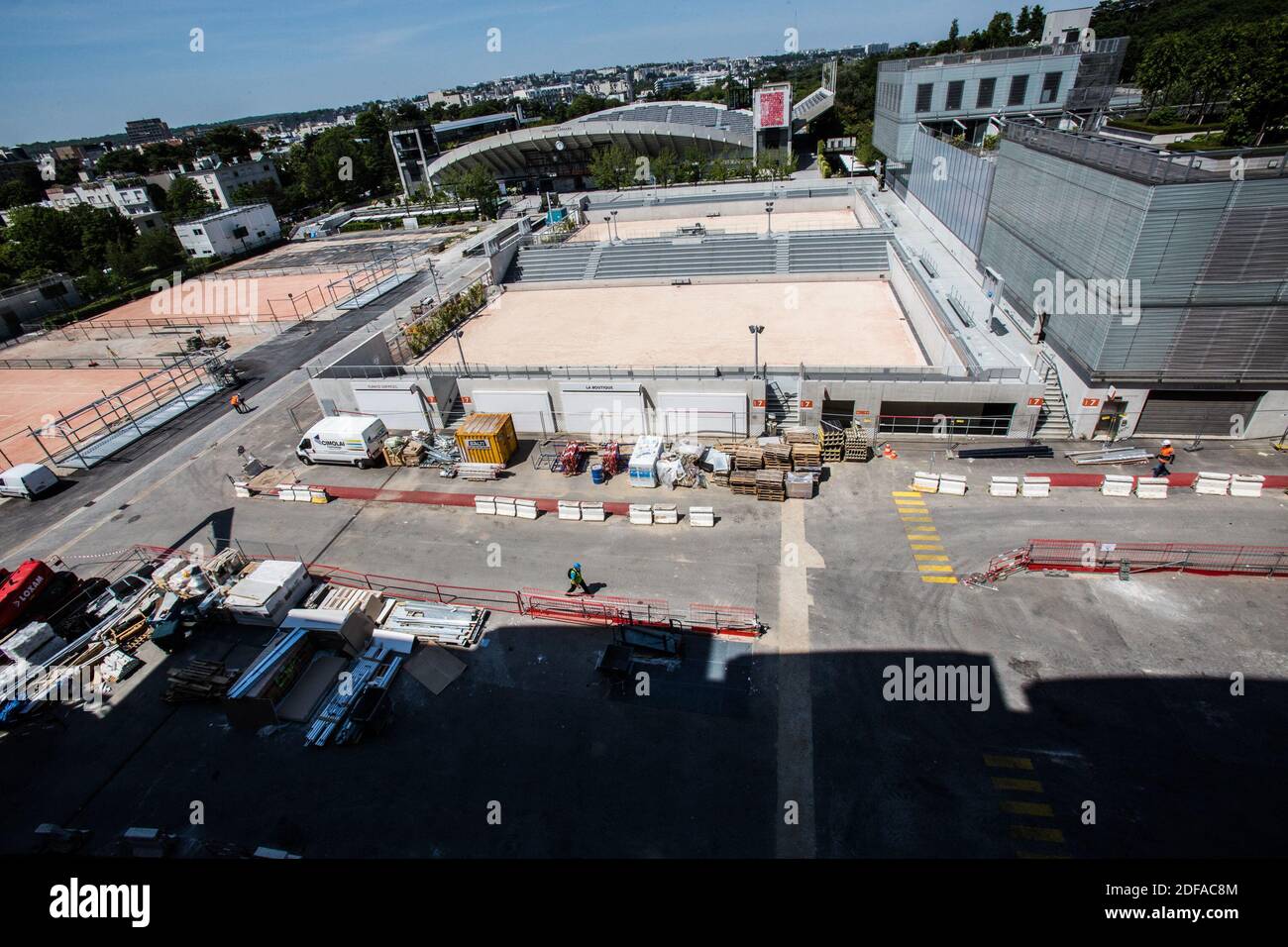 Roland Garros 2020 - Retractable roof composed of 11wings on Philippe ...