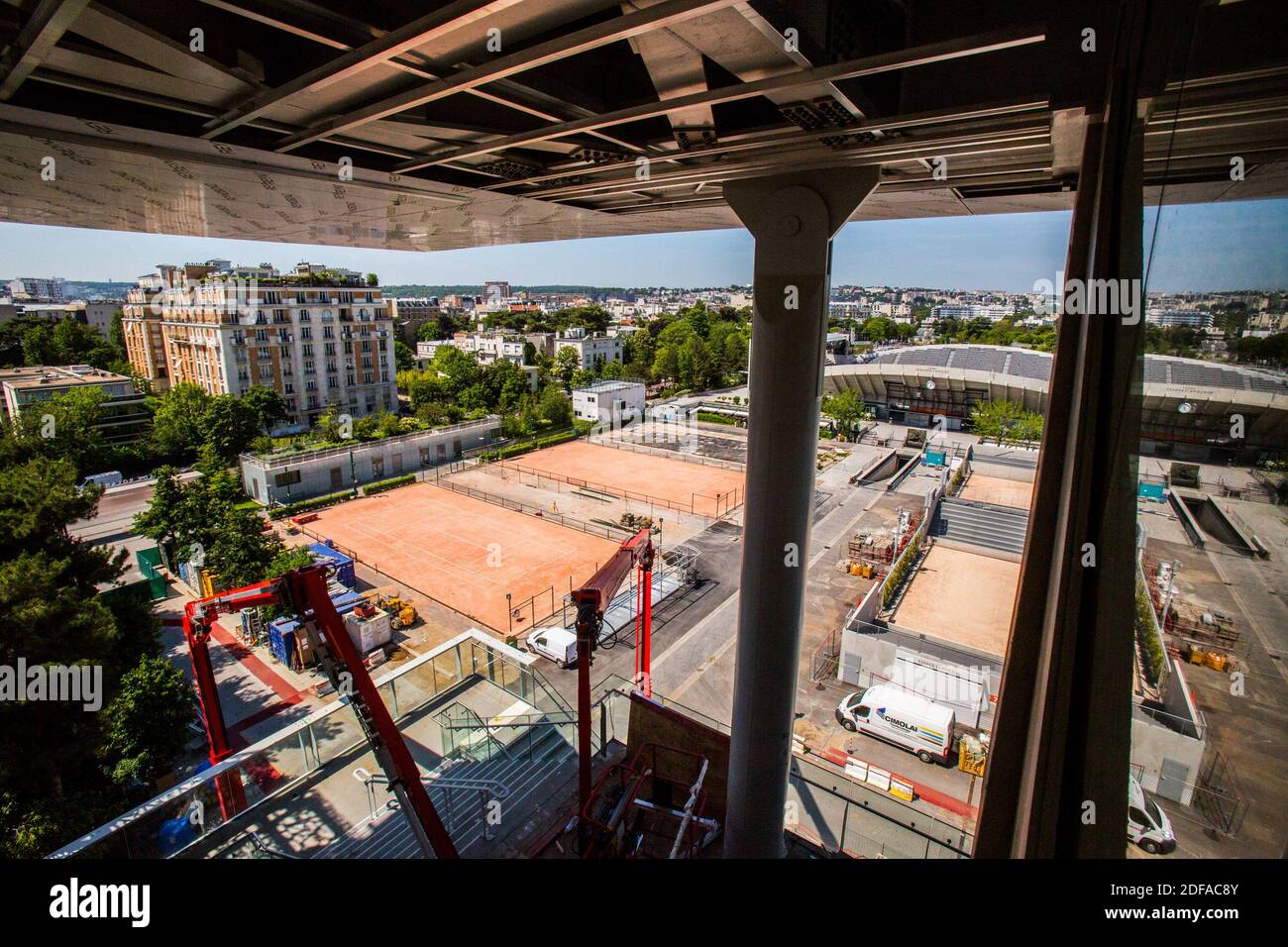 Roland Garros 2020 - Retractable roof composed of 11wings on Philippe ...