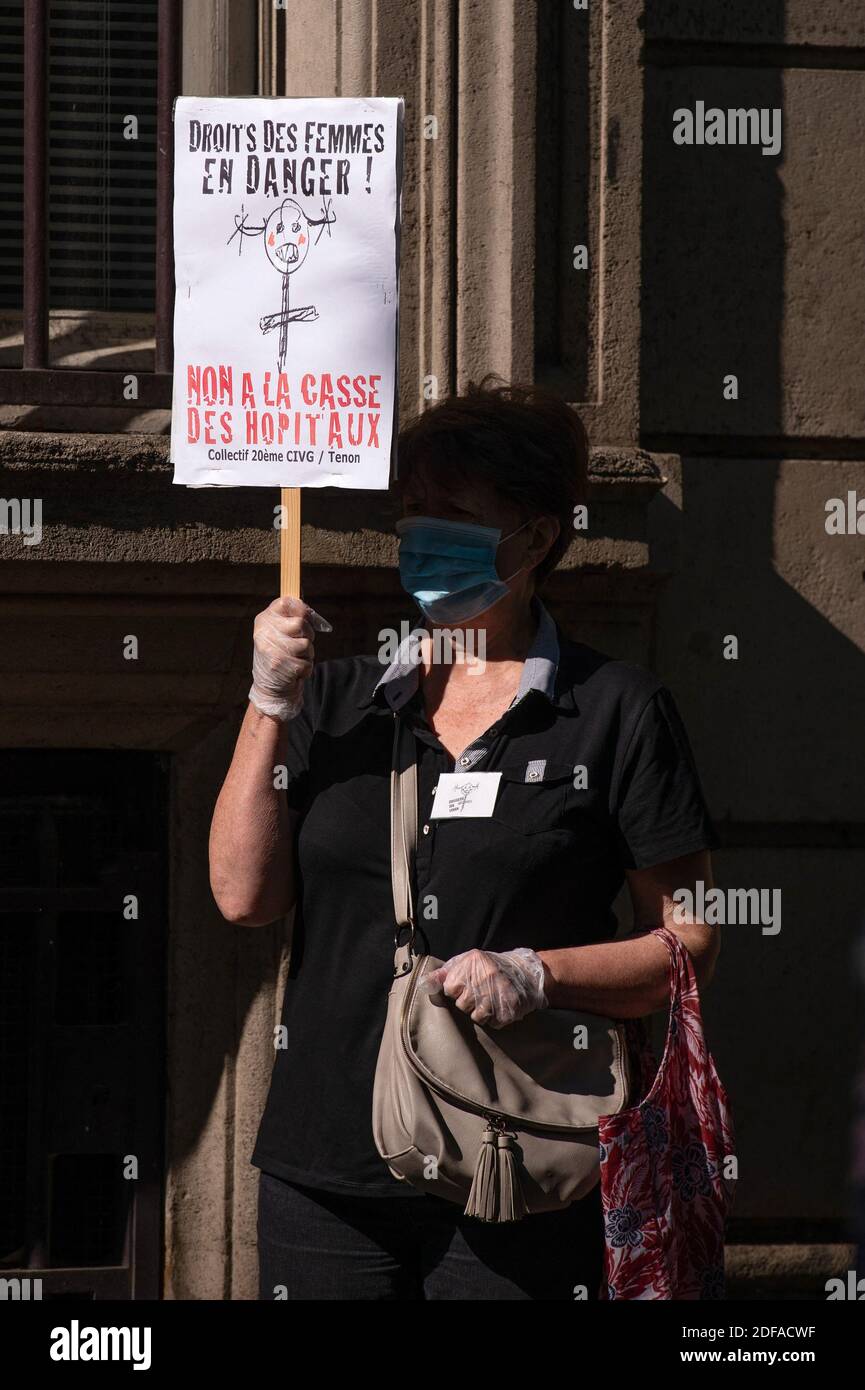 Parisian Healthcare workers gather in front of the APHP (Assistance ...