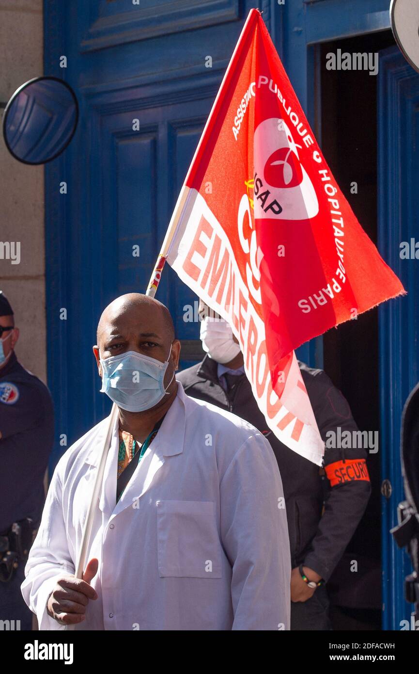 Parisian Healthcare workers gather in front of the APHP (Assistance ...