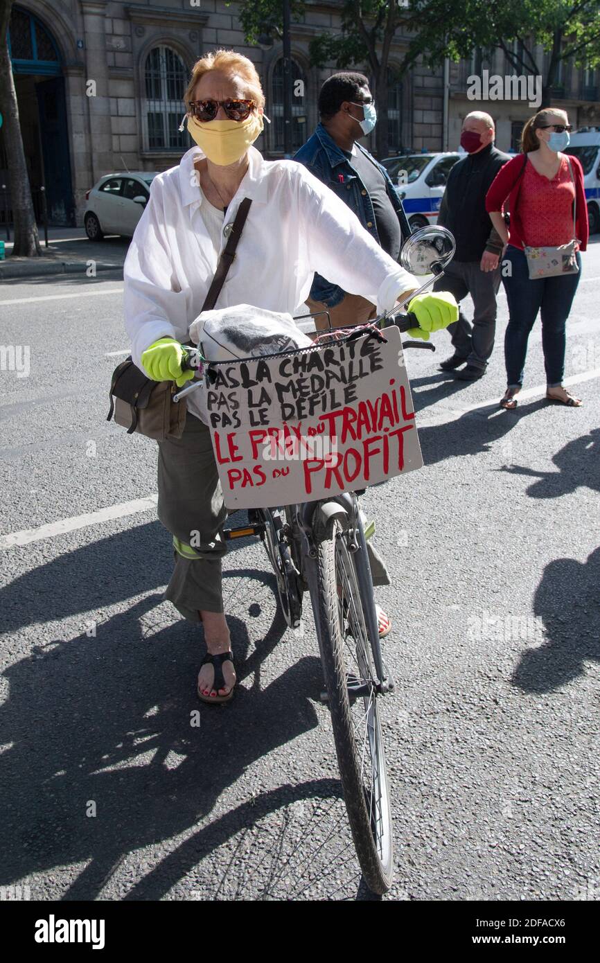 Parisian Healthcare workers gather in front of the APHP (Assistance ...