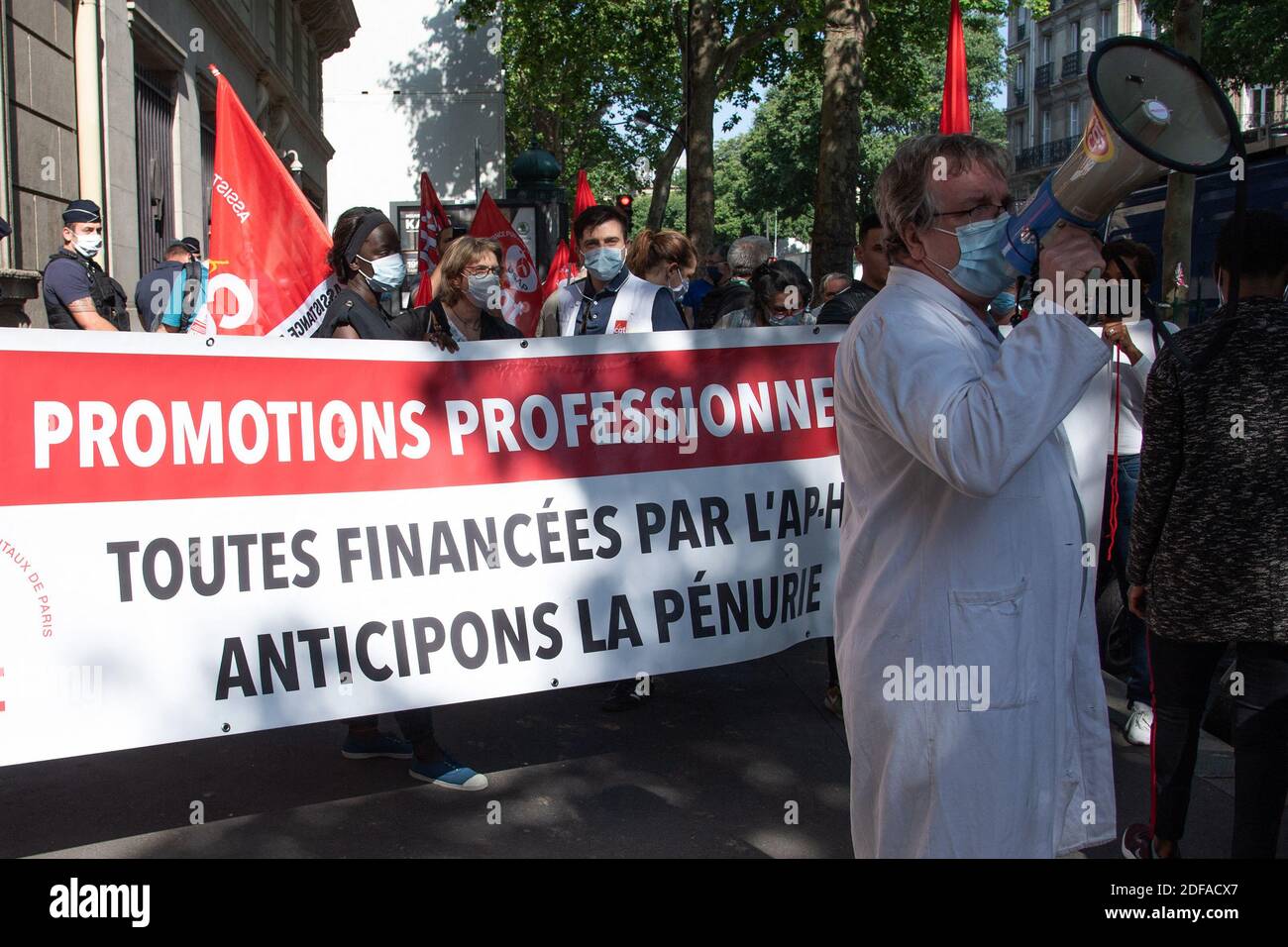 Parisian Healthcare workers gather in front of the APHP (Assistance ...