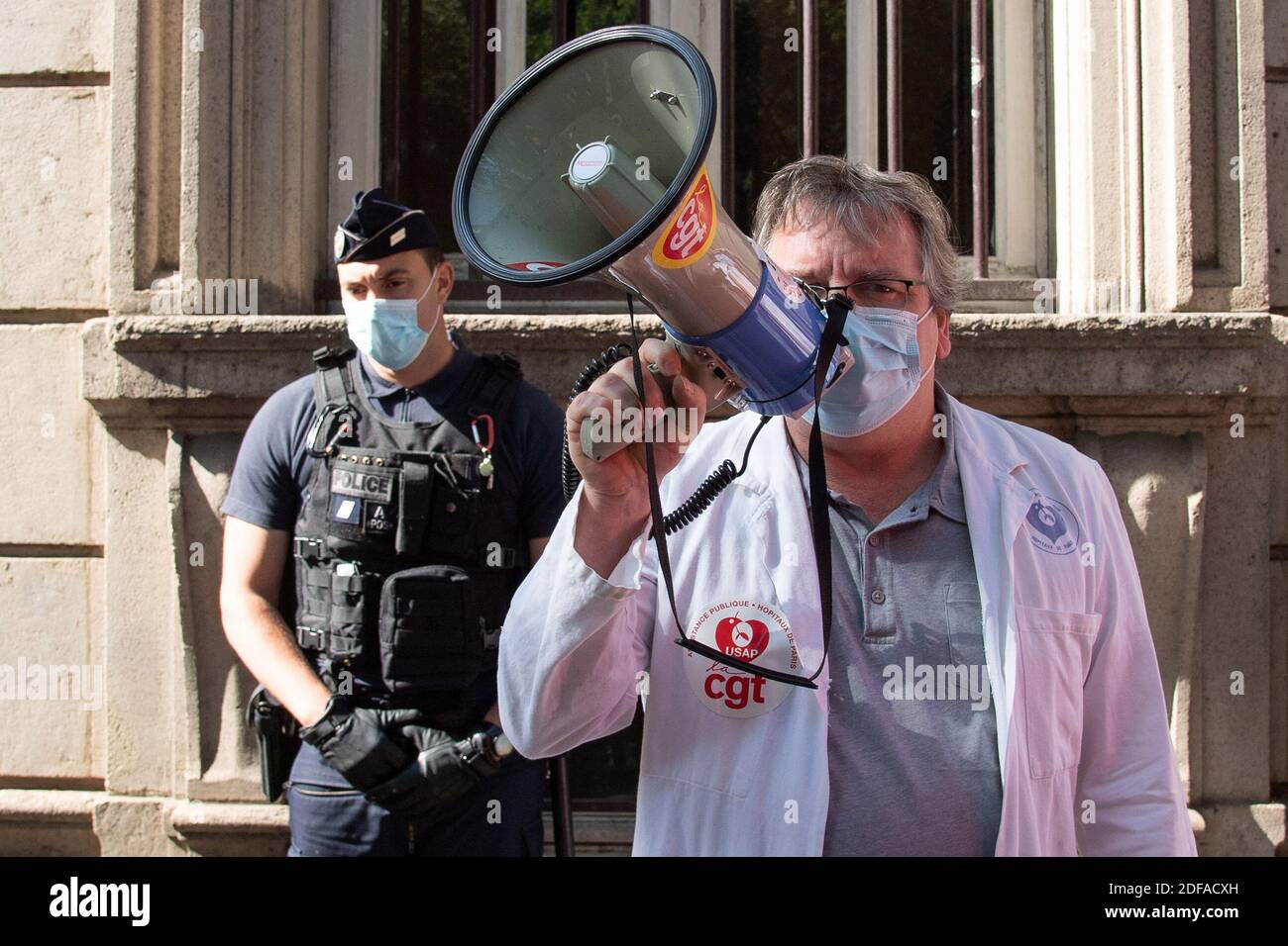 Parisian Healthcare workers gather in front of the APHP (Assistance ...