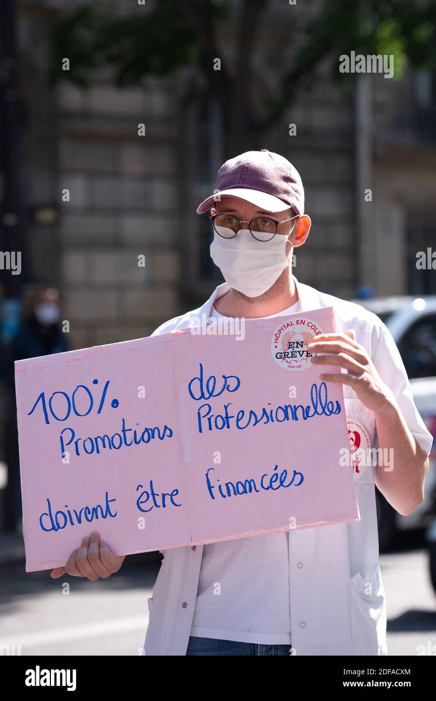 Parisian Healthcare workers gather in front of the APHP (Assistance ...