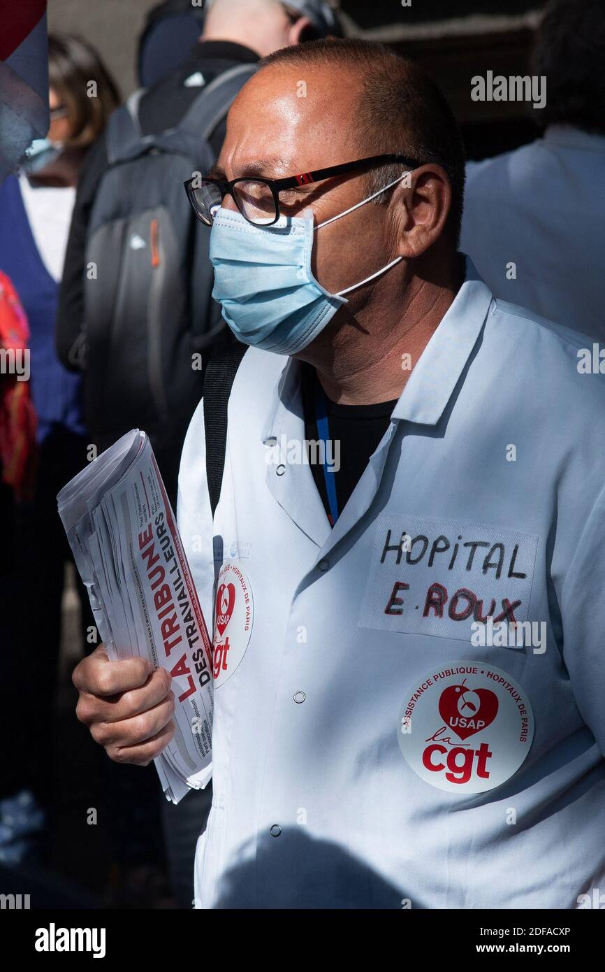 Parisian Healthcare workers gather in front of the APHP (Assistance ...