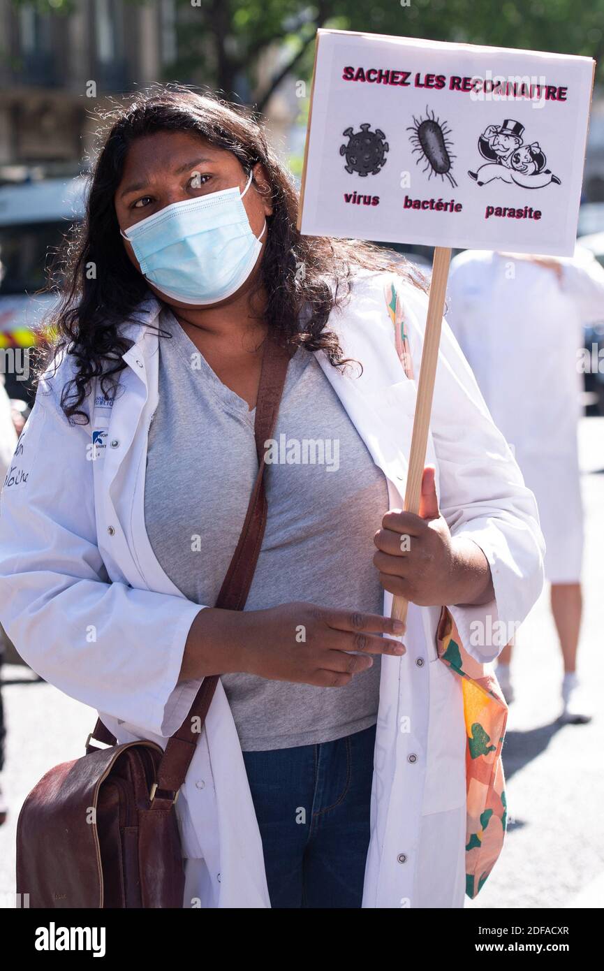 Parisian Healthcare workers gather in front of the APHP (Assistance ...