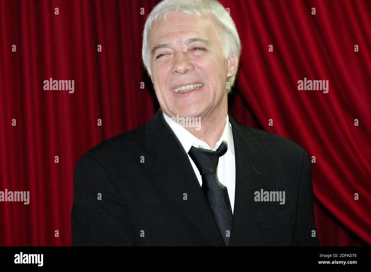 Guy Bedos lors de la 19eme ceremonie des Molieres en 2005 au Theatre ...