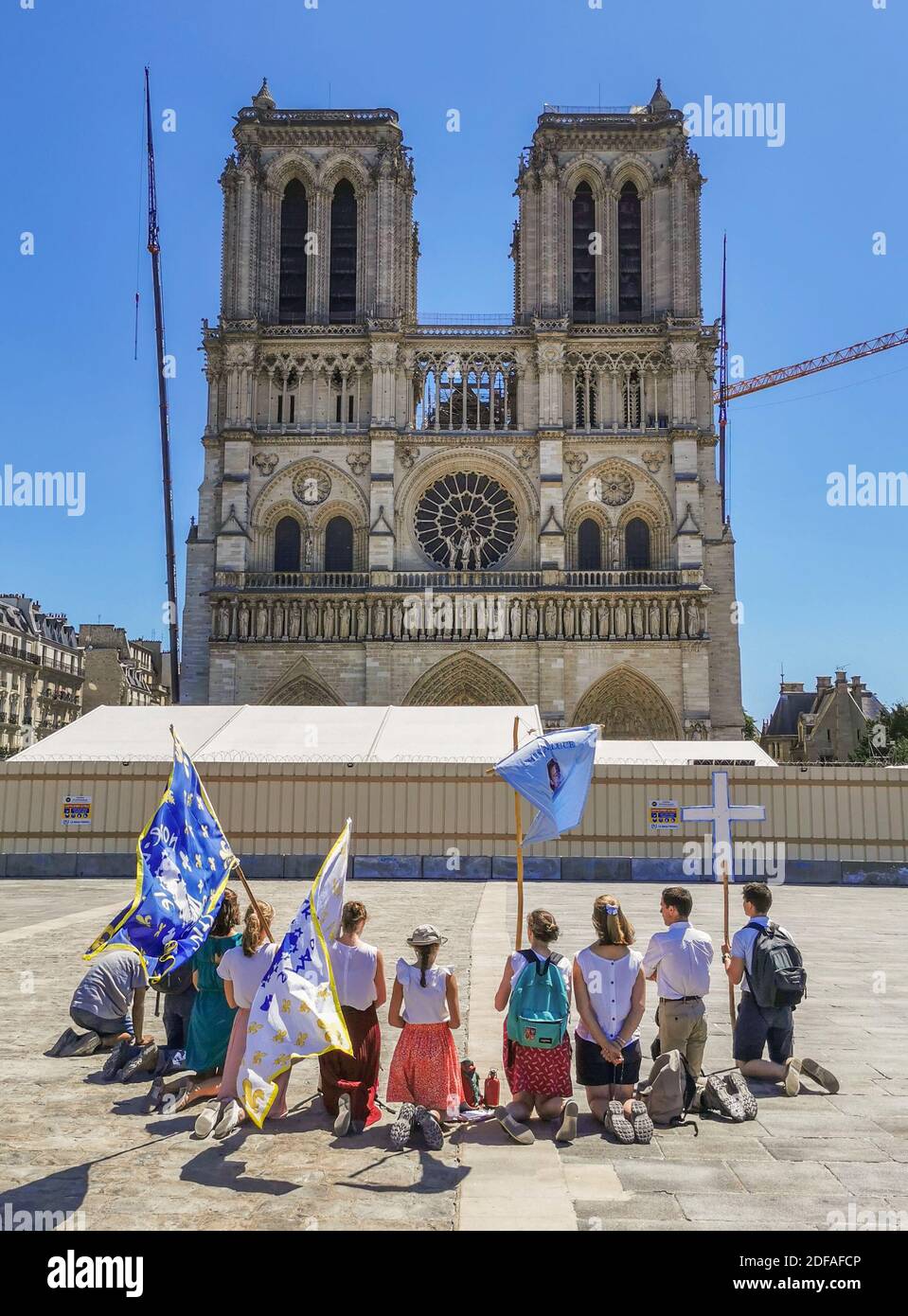 Prière notre dame de paris hi-res stock photography and images - Alamy