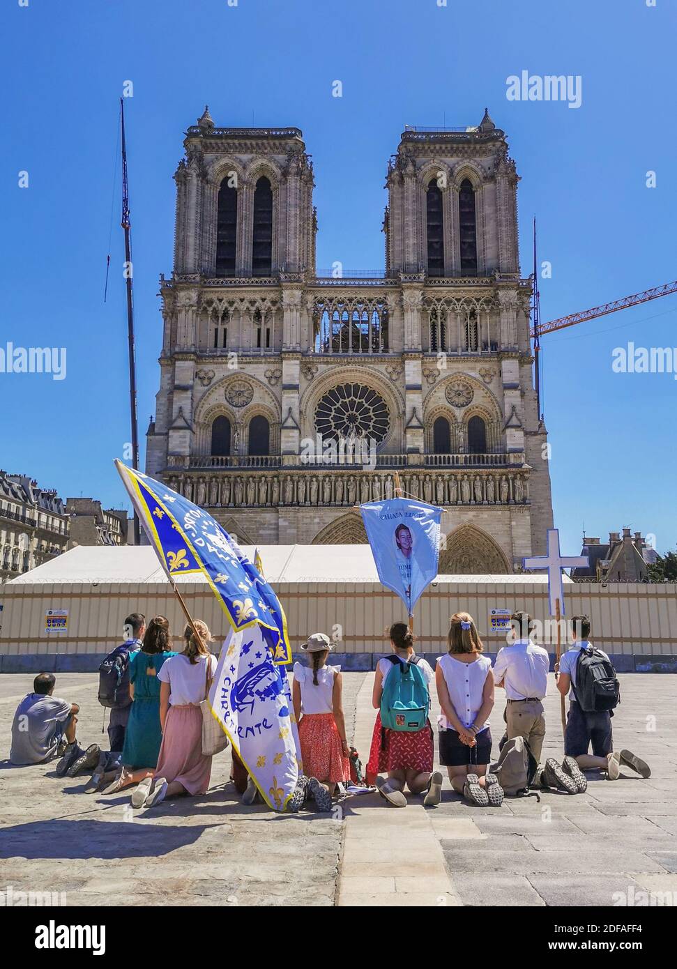 Prière notre dame de paris hi-res stock photography and images - Alamy