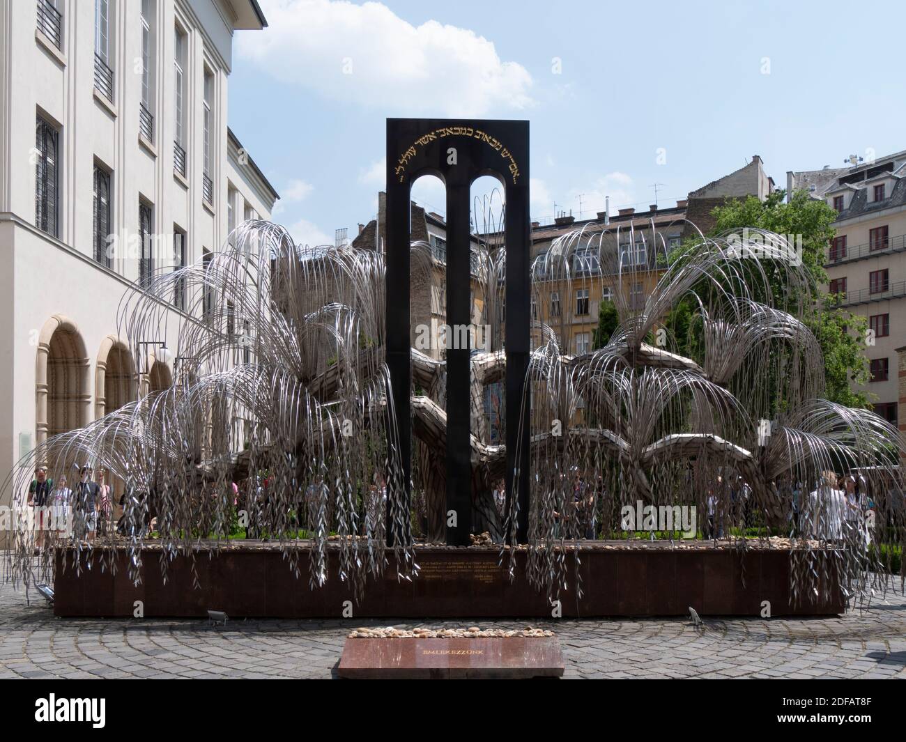 Great synagogue budapest holocaust memorial hi-res stock photography ...
