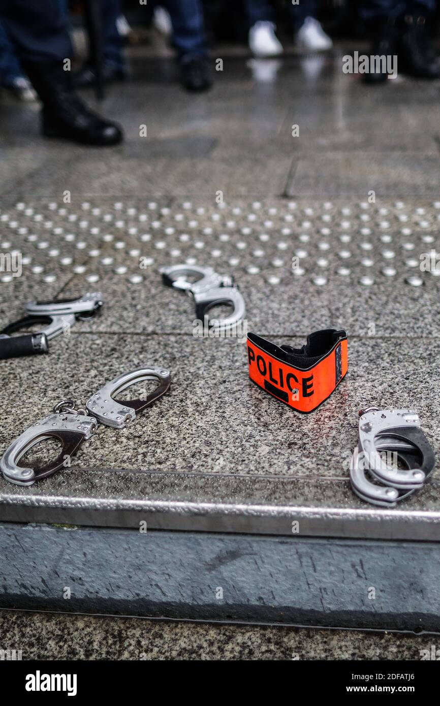 Police demonstrate by putting their handcuffs on the ground at the ...