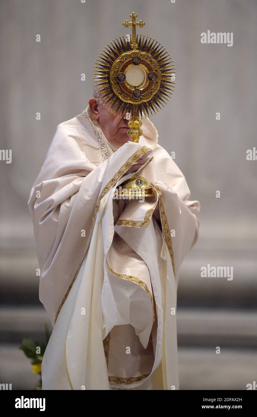 Blessed sacrament exposition hi-res stock photography and images - Alamy