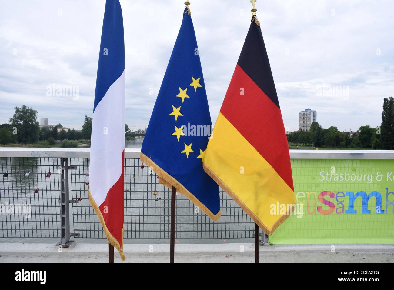 French german border flags hi-res stock photography and images - Alamy