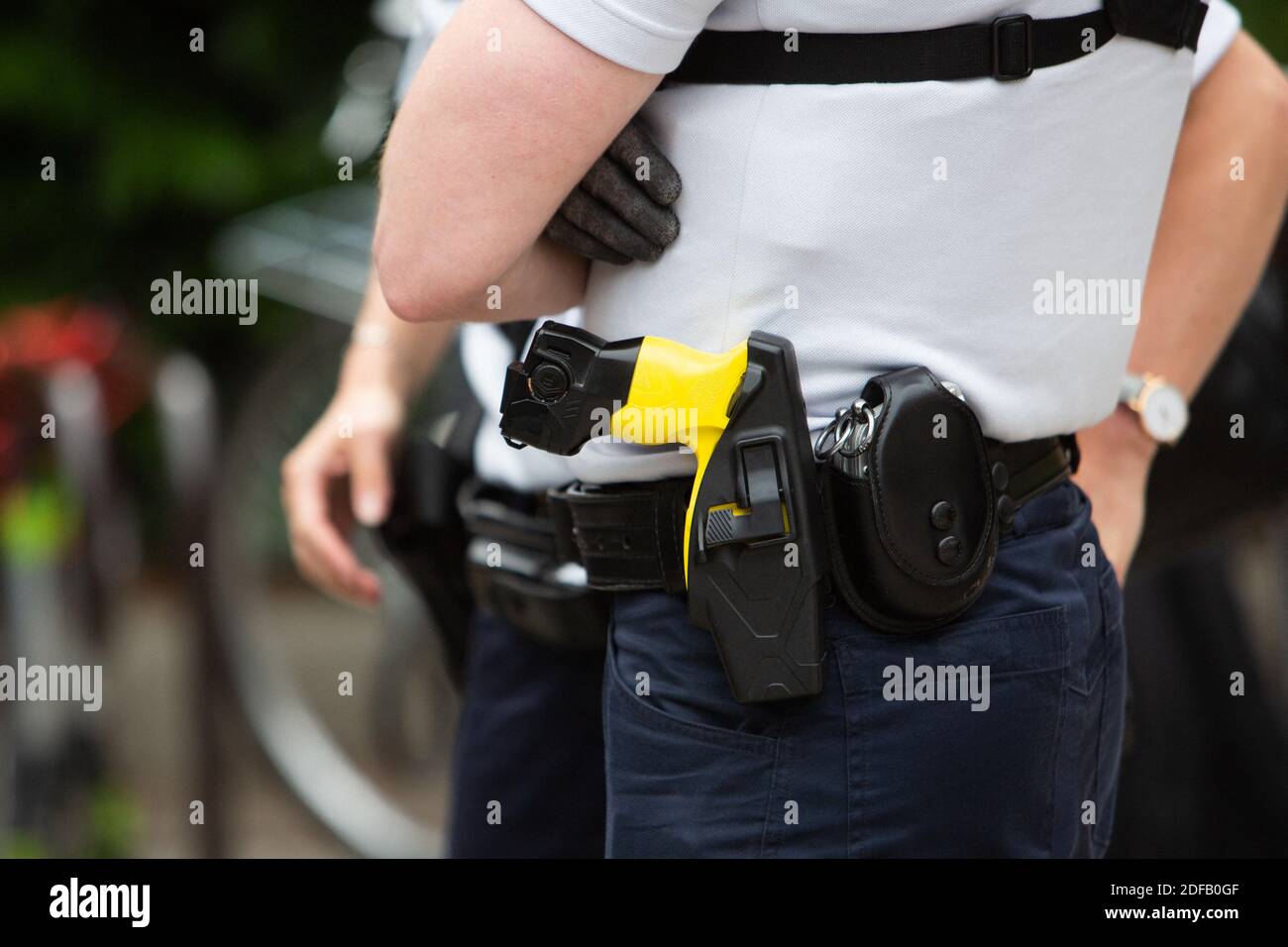 Taser de police hi-res stock photography and images - Alamy