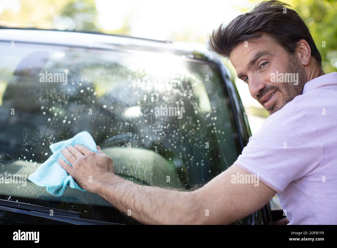 man washing the car windows Stock Photo - Alamy