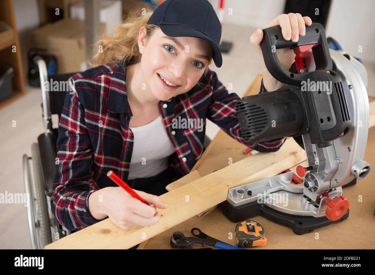 disabled female carpenter using circular saw Stock Photo - Alamy