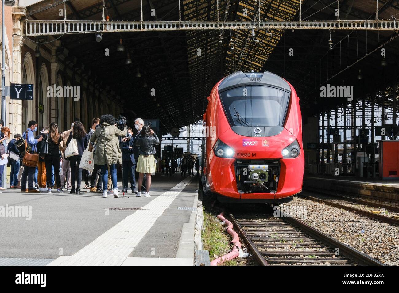 Dual mode locomotive hi-res stock photography and images - Alamy