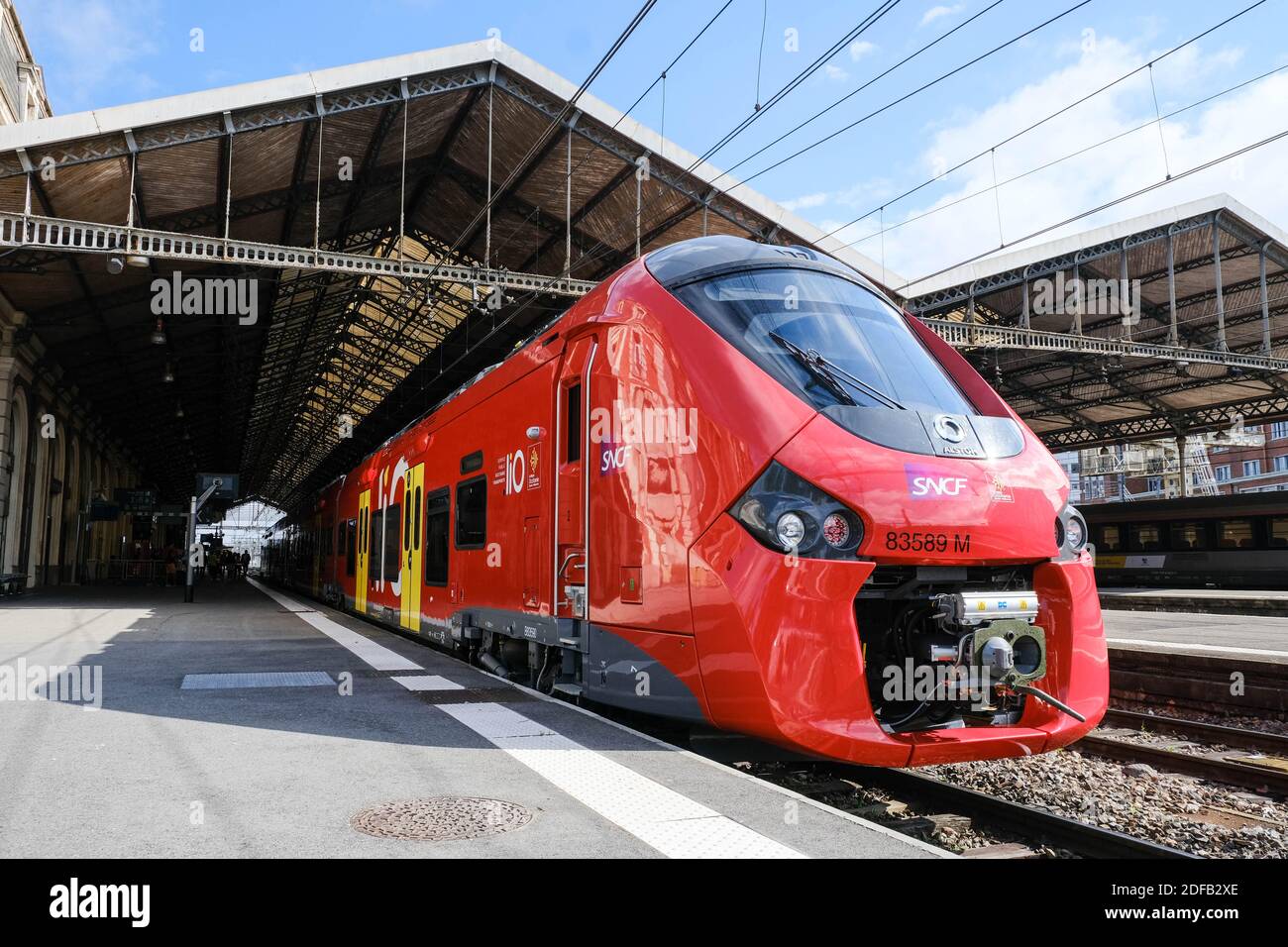 Dual mode locomotive hi-res stock photography and images - Alamy