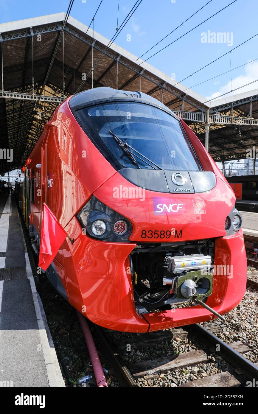 Dual mode locomotive hi-res stock photography and images - Alamy