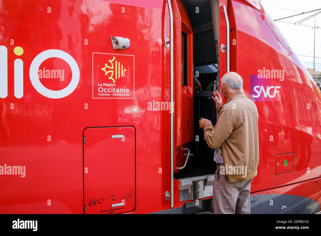 Dual mode locomotive hi-res stock photography and images - Alamy